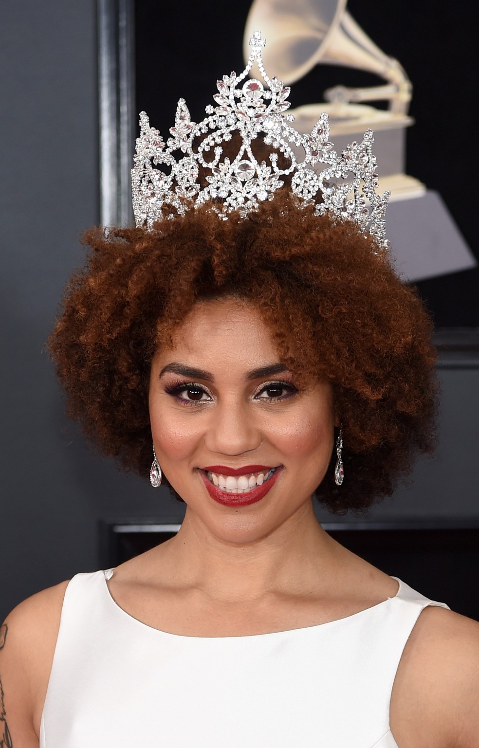 Joy Villa chama a atenção no Grammy Awards 2018. O motivo?