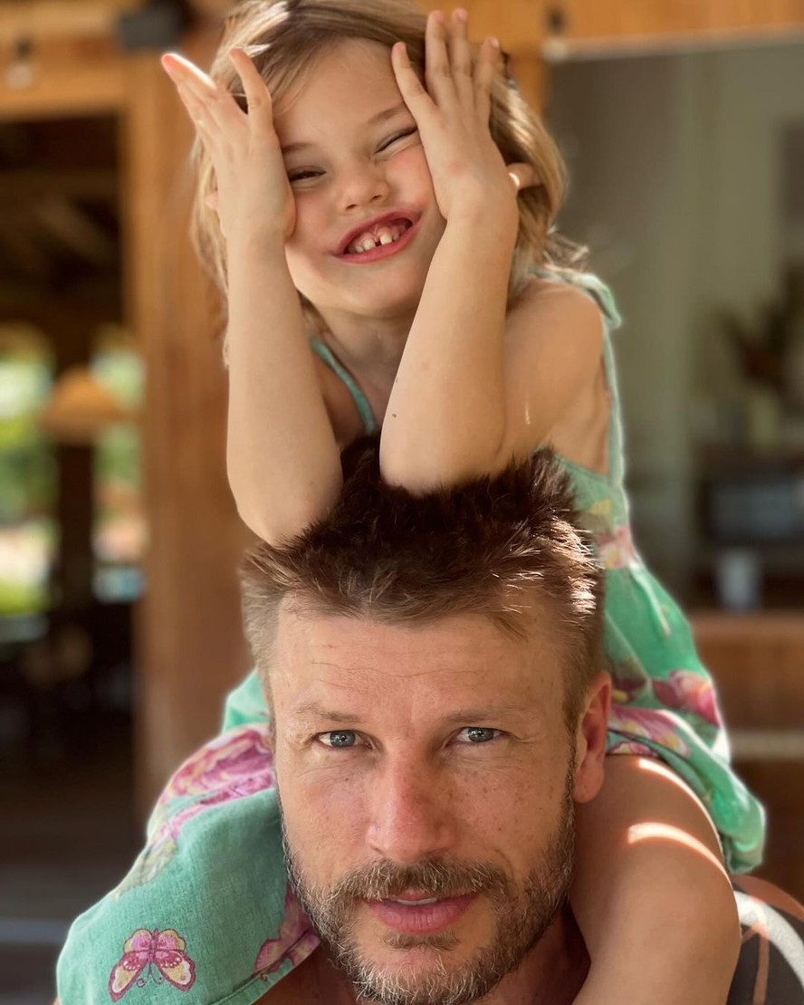 Rodrigo Hilbert exibe registros encantadores com a filha, Maria Manoela