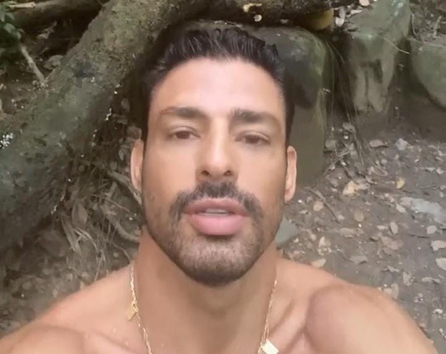 Cauã Reymond renova as energias em cachoeira