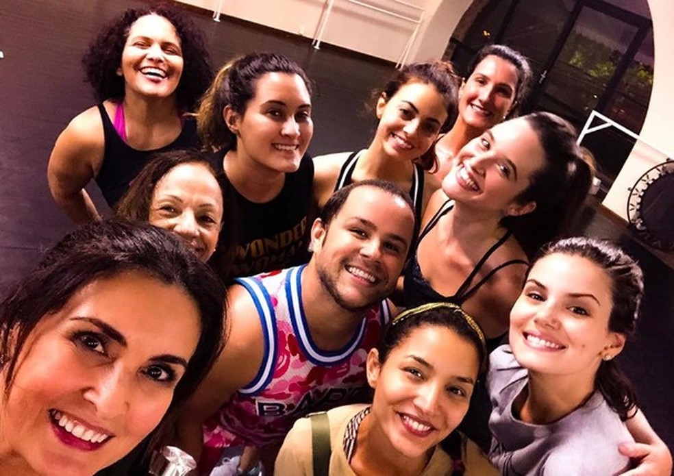 Fátima Bernardes e Camila Queiroz descem até o chão ao som de Anitta