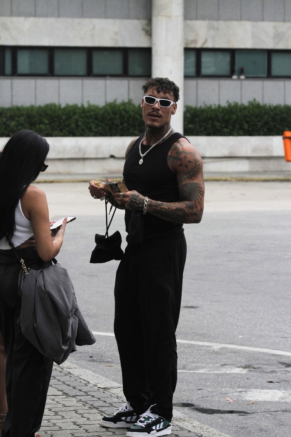 Murilo Dias esbanja simpatia em aeroporto no Rio de Janeiro