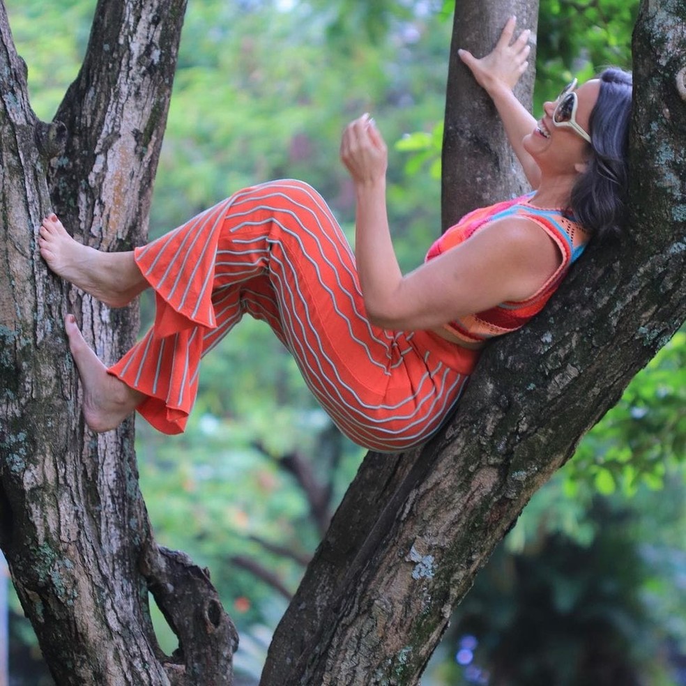 Maria Cândida sobe em árvore para celebrar a vida
