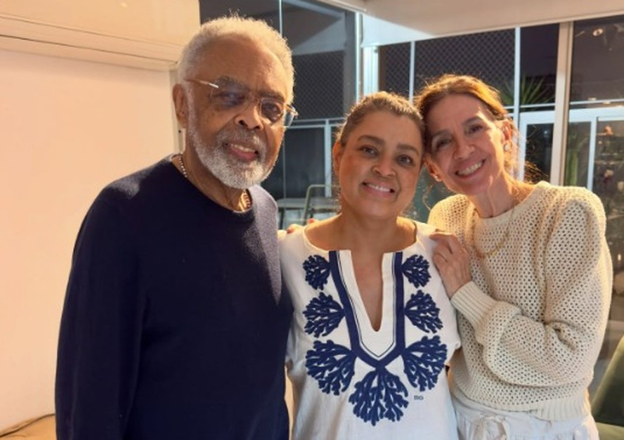 Preta Gil posa com familiares após alta hospitalar