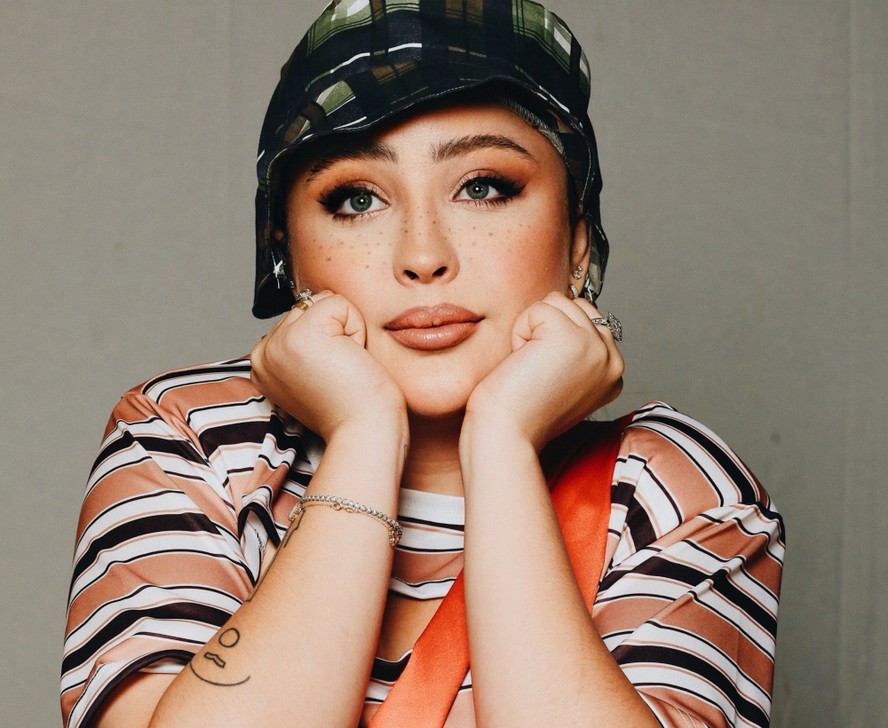 Mari Fernandez se inspira em Chaves para look de Carnaval