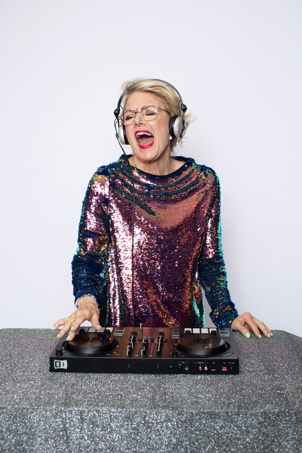 DJ aos 80 anos, a sueca Gloria Madeleine se reinventou na maturidade ...