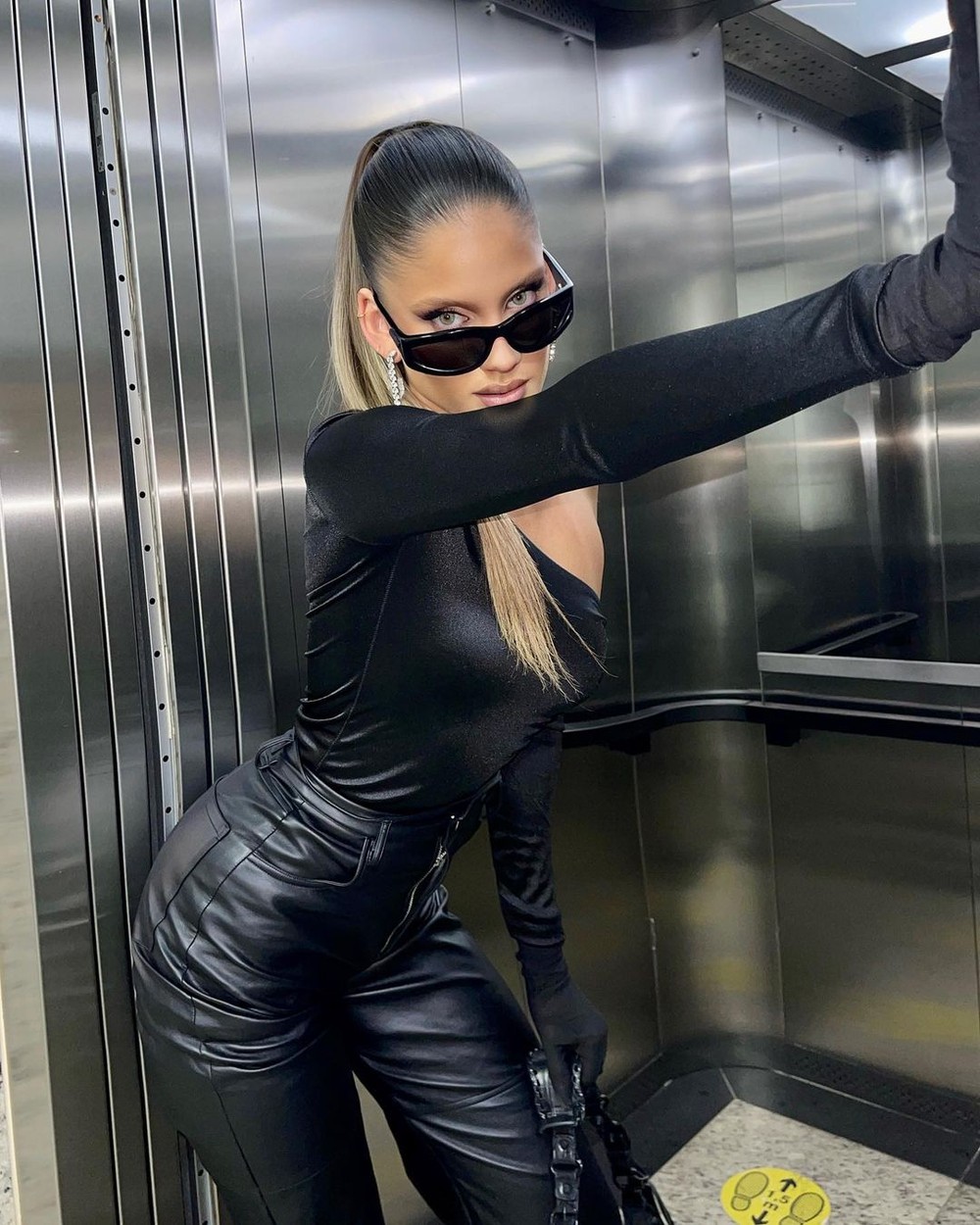 Laura Fernandez usa look de couro arrebatador e para a web