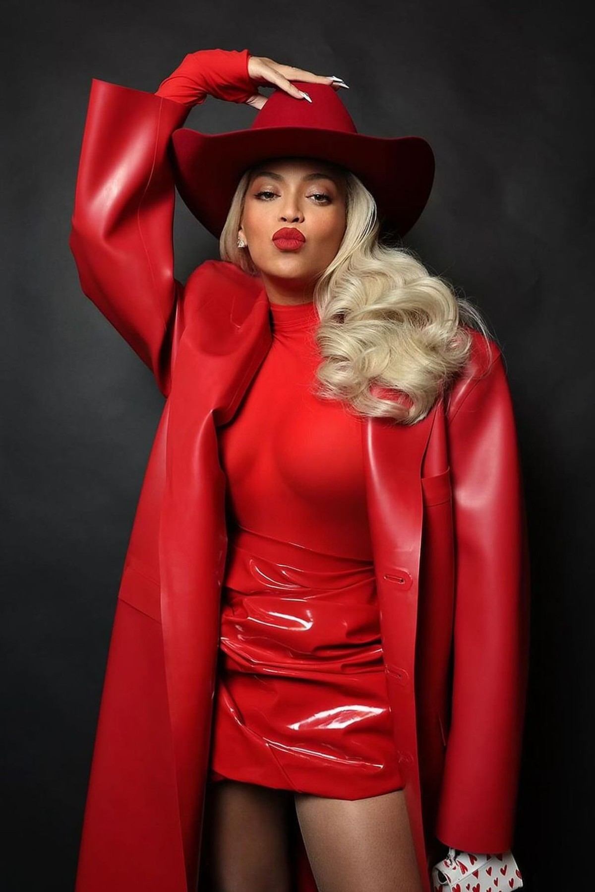 Beyoncé rouba a cena ao posar com look all red e chapéu de cowgirl
