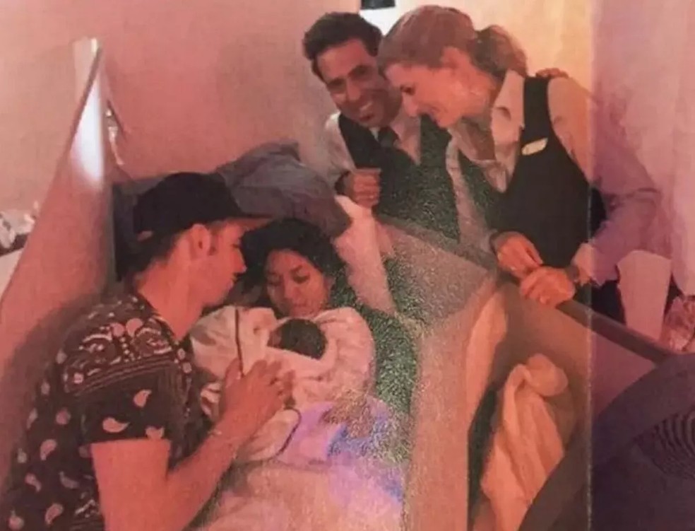 A trágica história da menina que ficou famosa ao nascer em avião e ...
