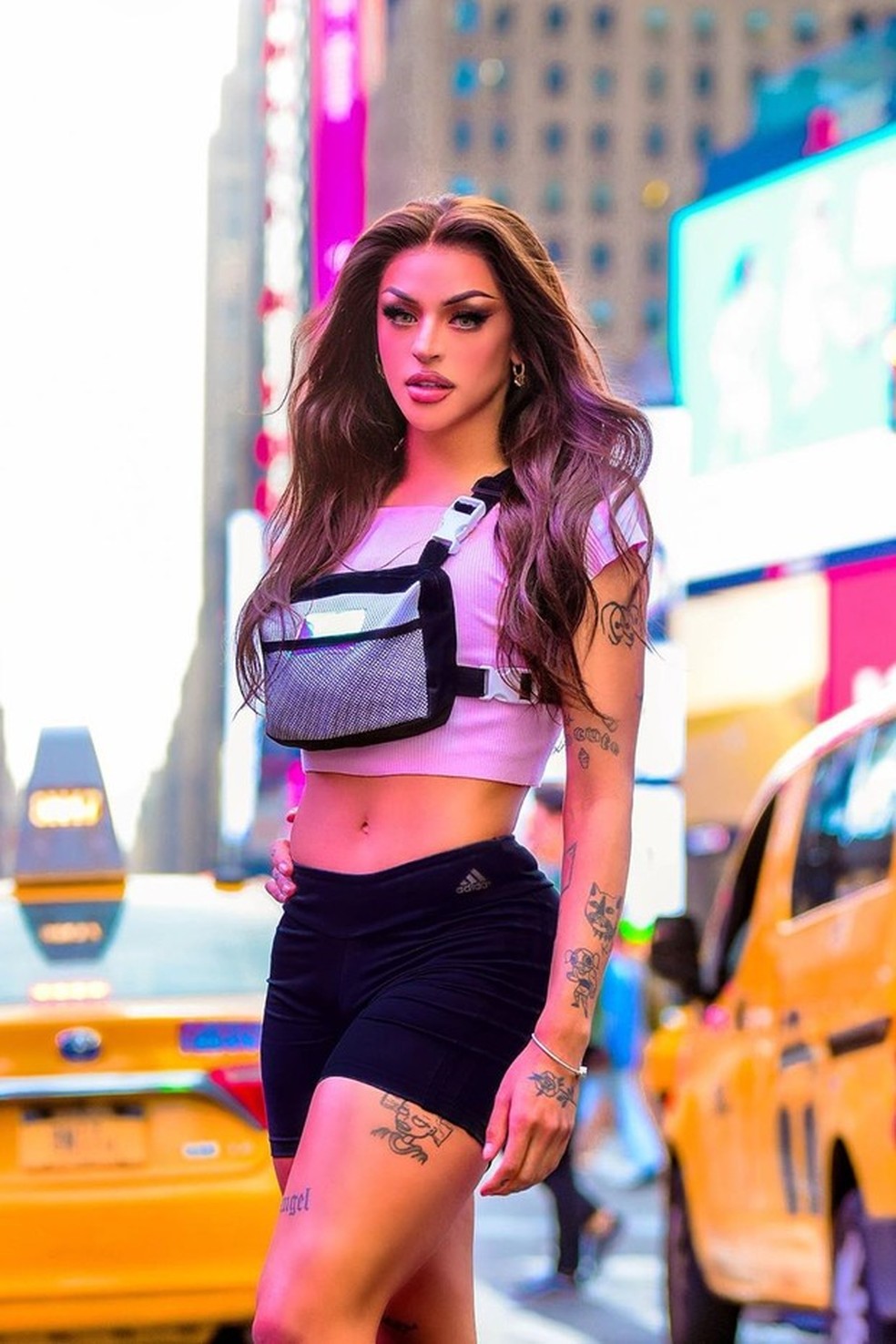 Pabllo Vittar posa poderosa na Times Square em Nova York