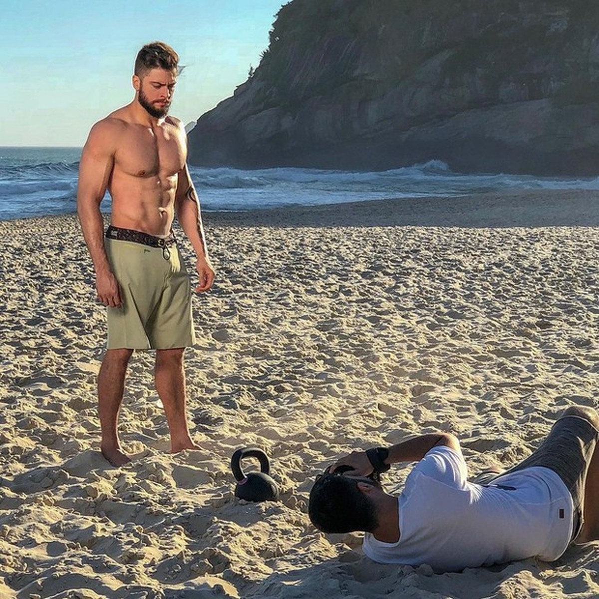 Rodrigo Godoy mostra abdômen trincado em sessão de fotos