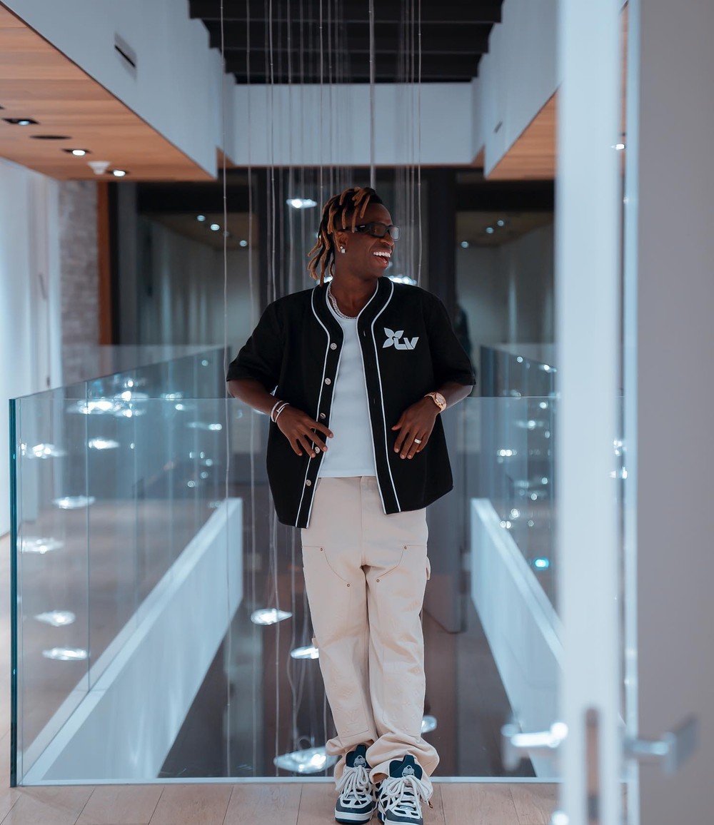 De visual novo, Vini Jr. esbanja estilo na web