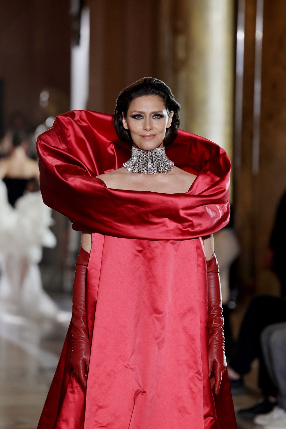 Maria Fernanda Cândido encarna Maria Callas em desfile da semana de ...