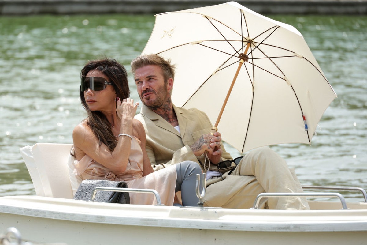 David e Victoria Beckham chegam de barco em desfile de moda em Versalhes