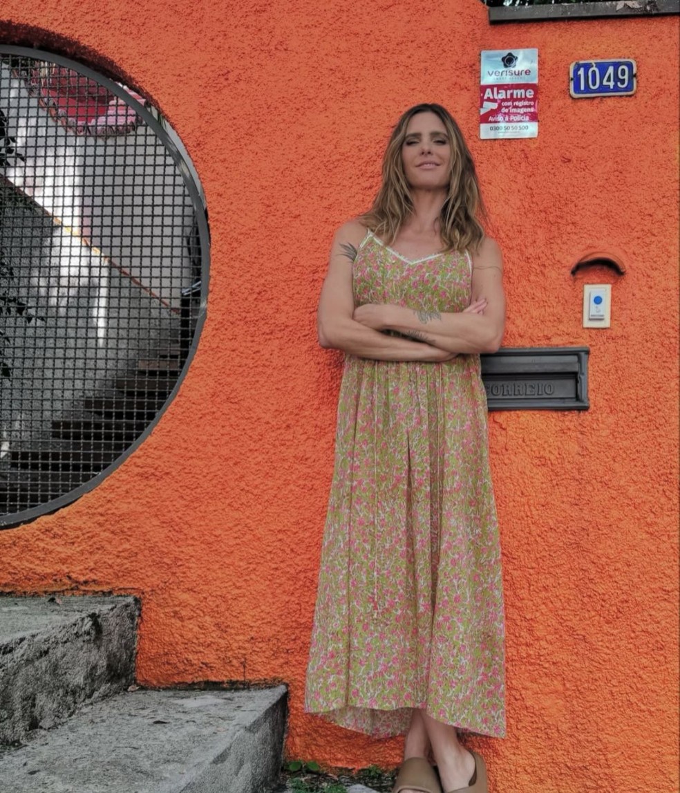 Fernanda Lima elege look despojado para iniciar o fim de semana
