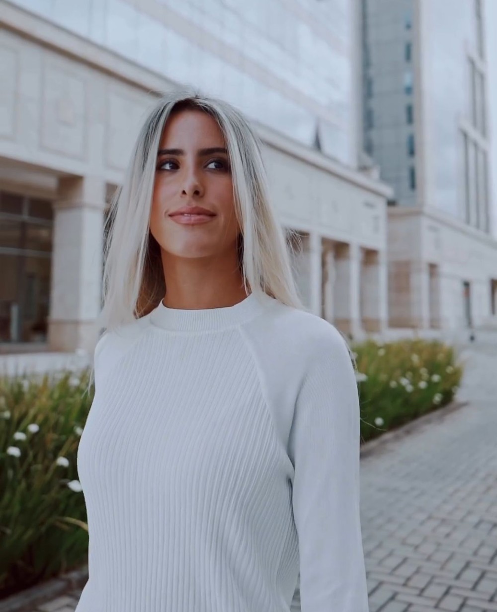 Ana Morais radicaliza o visual e surge com fios platinados