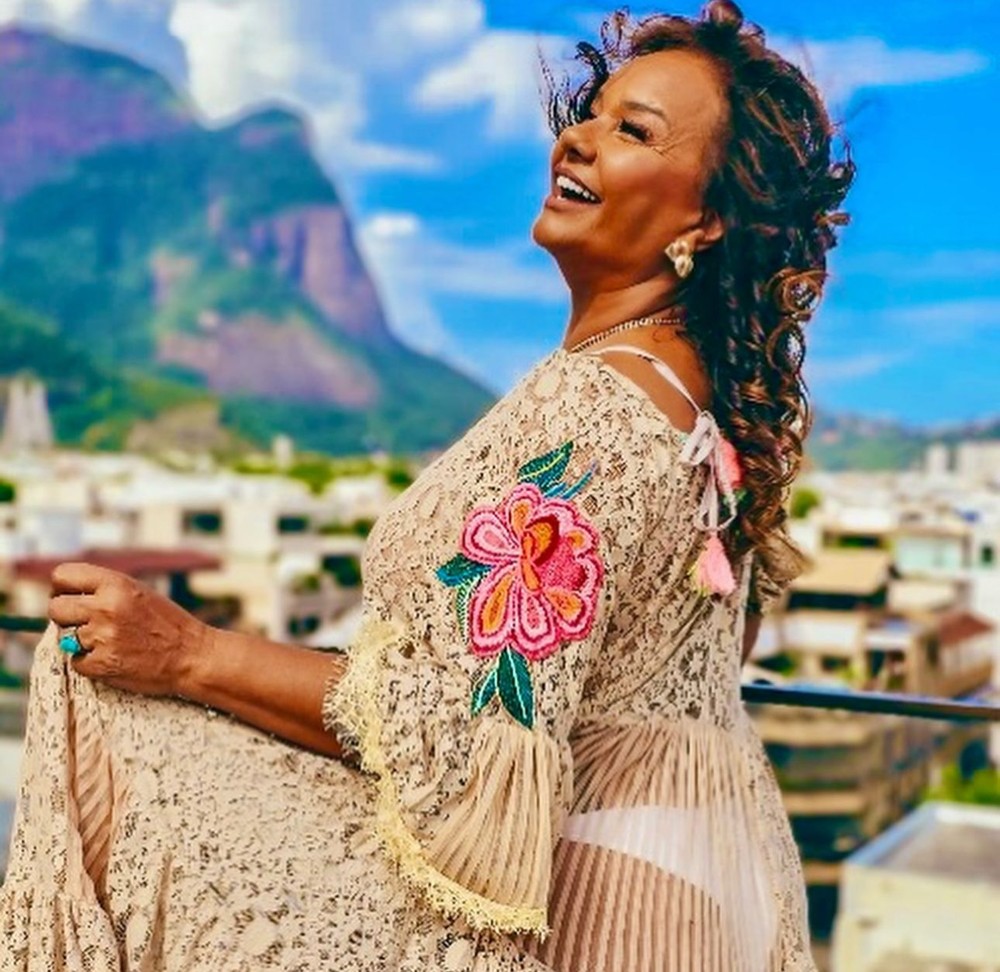 Solange Couto esbanja beleza para desejar boa semana aos seguidores