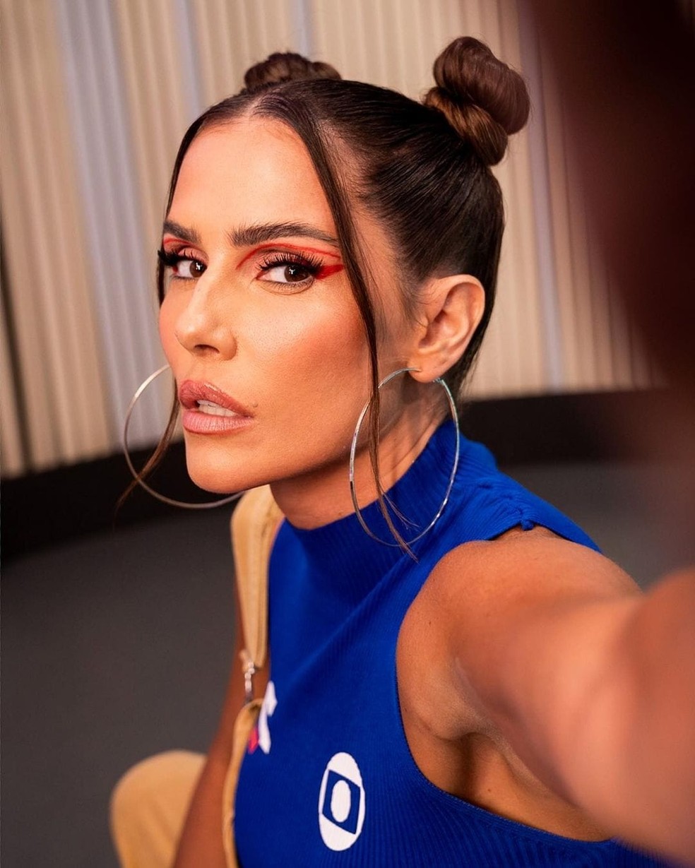 Deborah Secco mergulha no mundo metaverso para mais um look do 'Tá Na Copa'