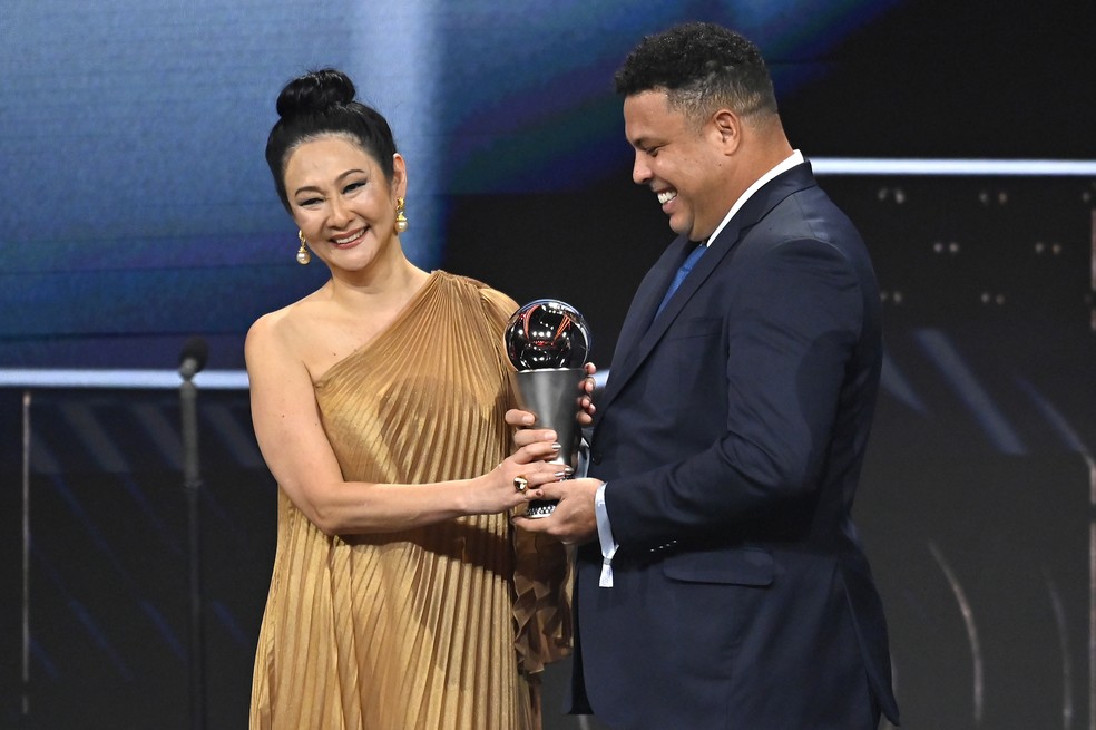 Márcia Aoki elege vestido de Sandro Barros para receber homenagem a ...