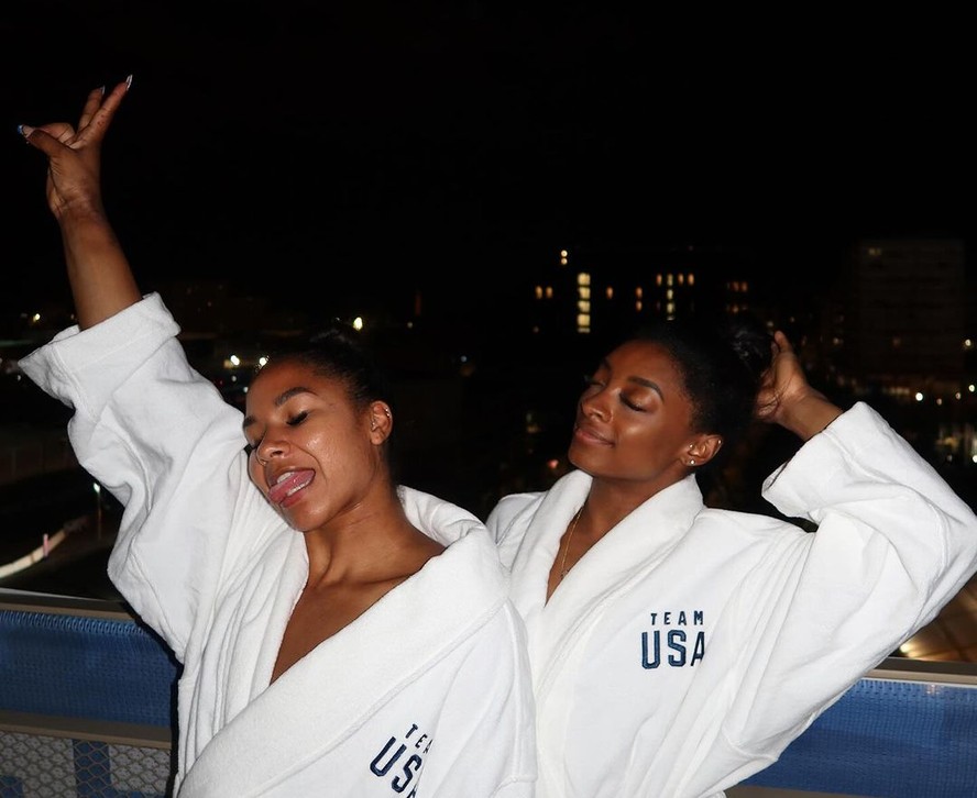 Simone Biles posa ao lado de Jordan Chiles após conquista de medalha ...
