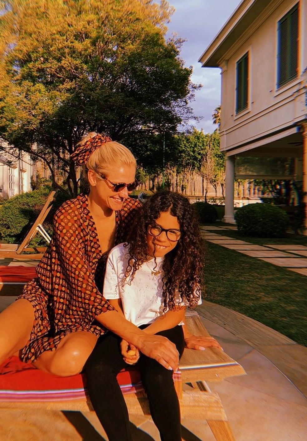 Celina Locks fala da relação com enteados: 'conversamos muito'