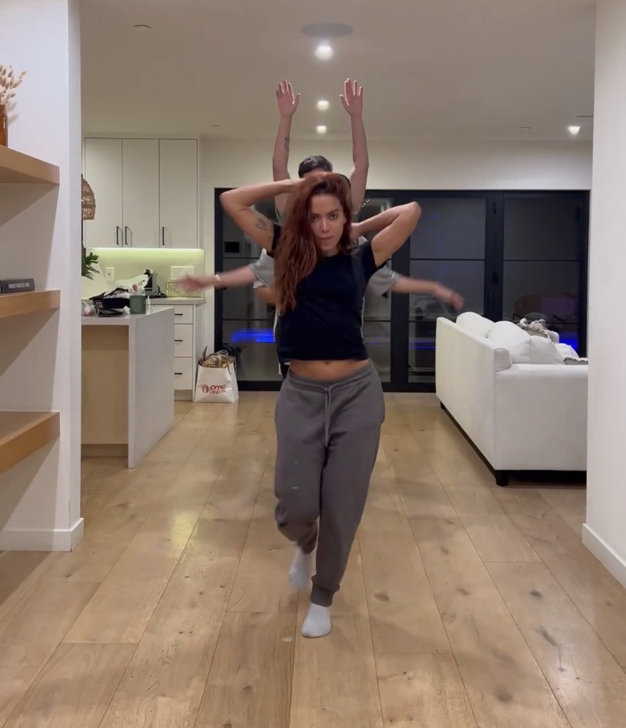 Sem jet lag, Anitta improvisa mini clipe com amigos ao som de 'Versions ...