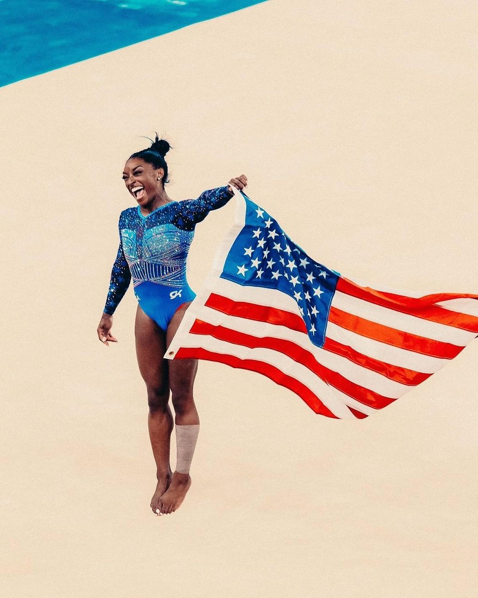Simone Biles abre álbum de sua participação nas Olimpíadas de Paris
