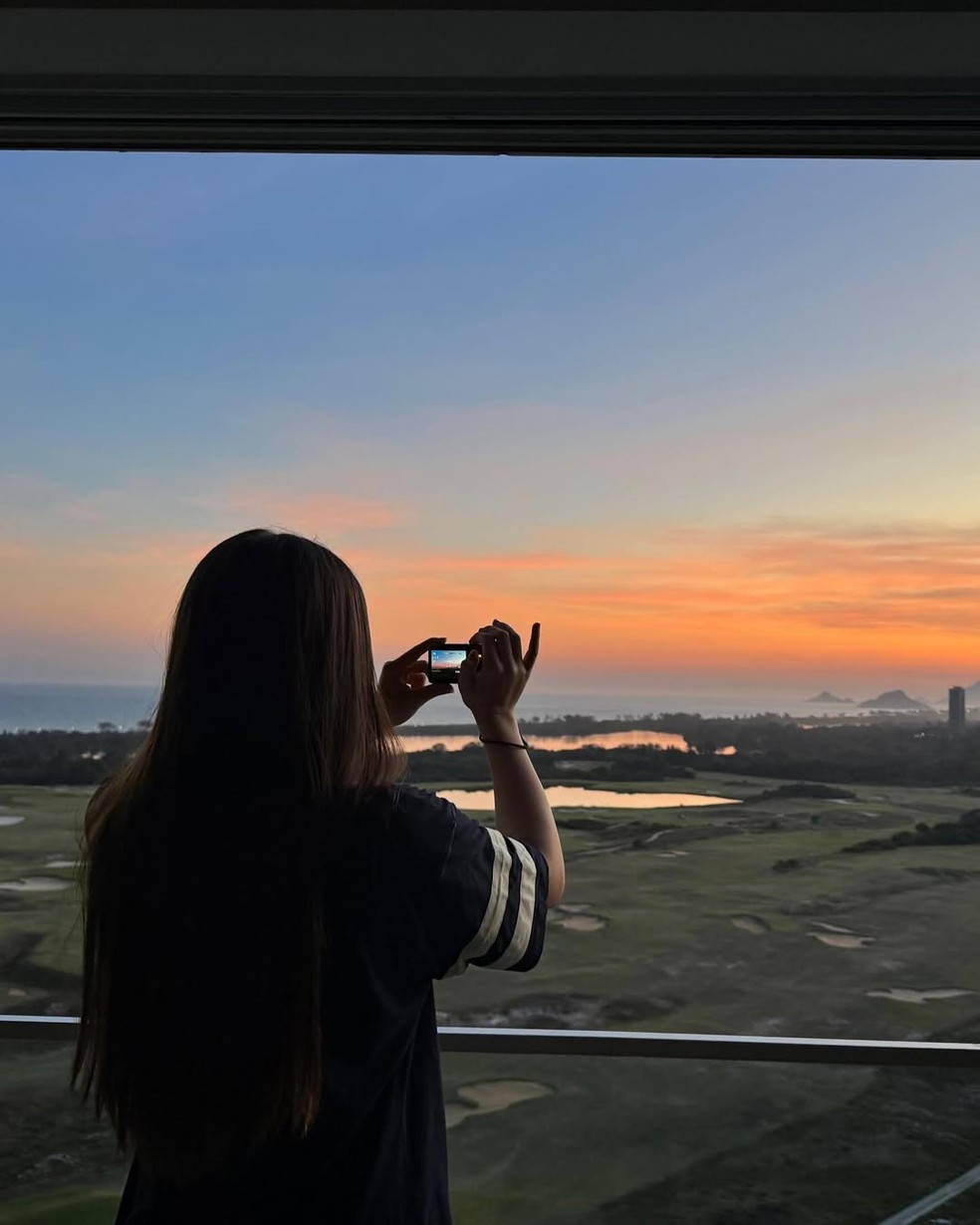 Flávia Alessandra aposta em biquíni cortininha marrom com amarração ...