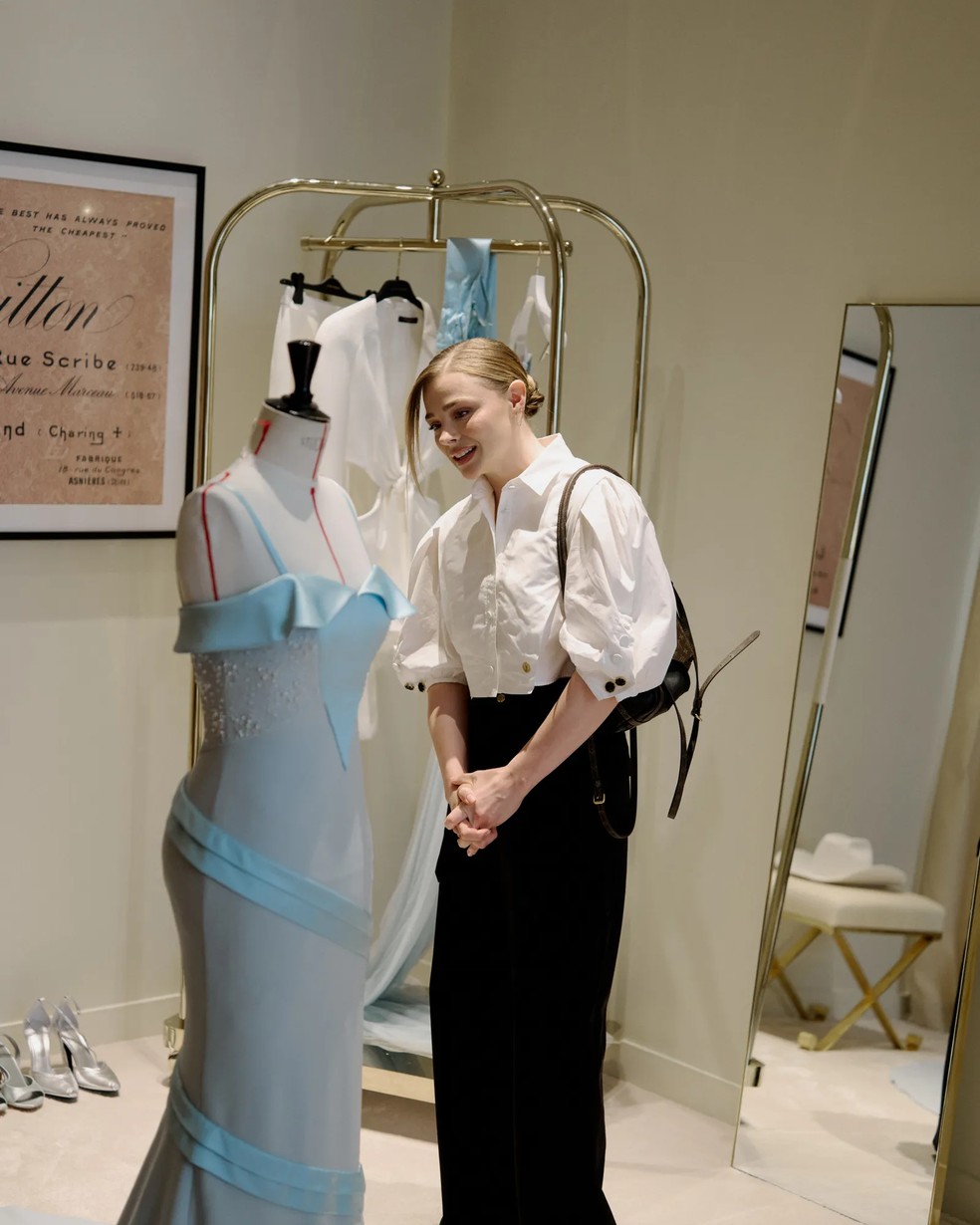 À la Cinderela: Chloë Grace Moretz se casa vestida de azul com a modelo Kate Harrison