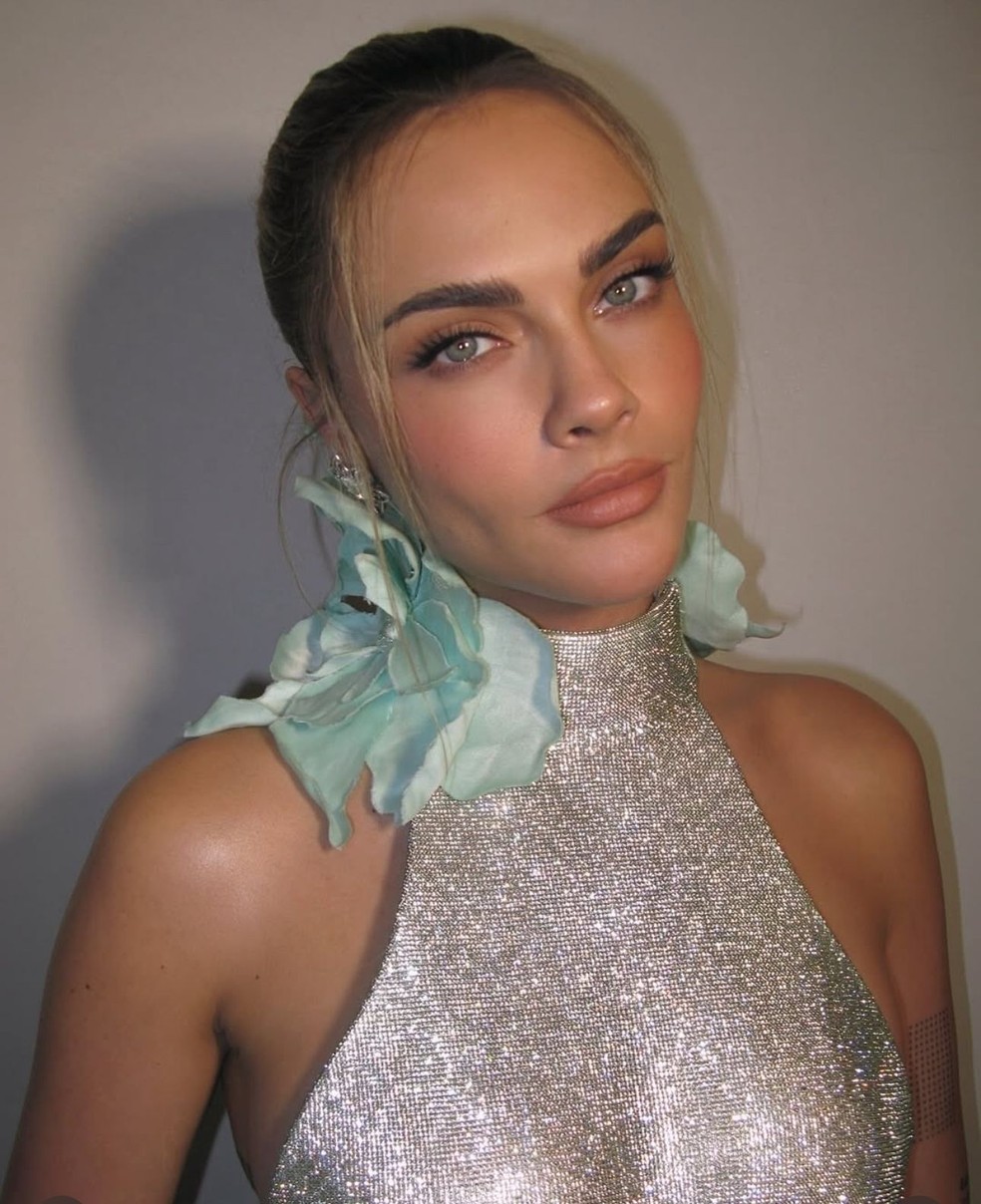 Cara Delevingne exibe incidente de moda durante gala após seu vestido ...