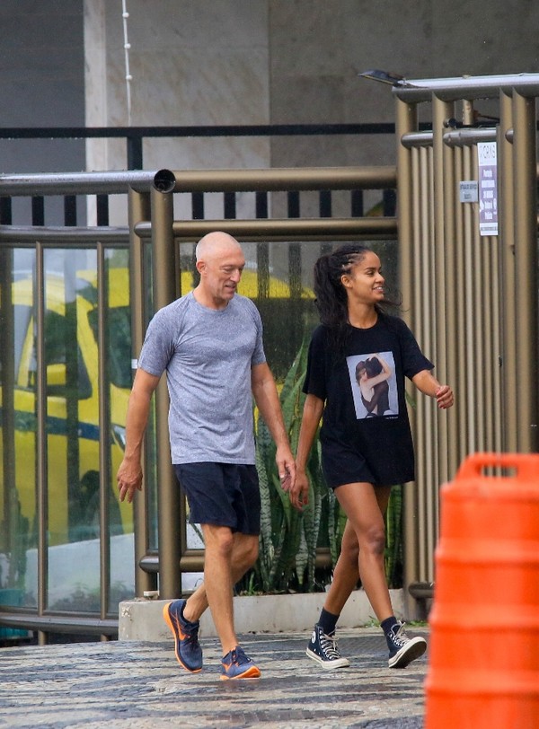 Vincent Cassel e Narah Baptista são vistos passeando juntos pelo Rio de ...