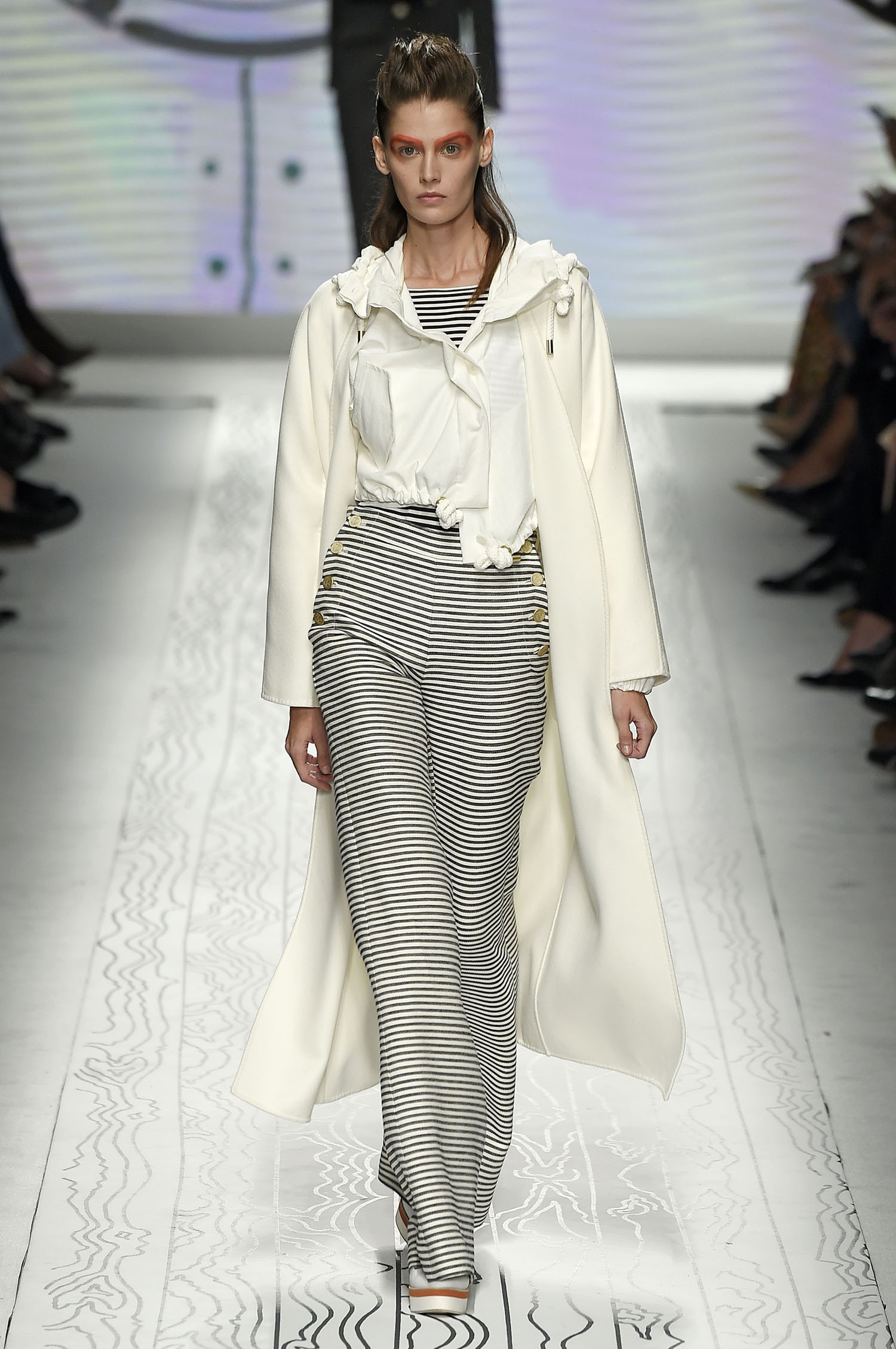 Max Mara explora o tema marinheiro pelo viés literário