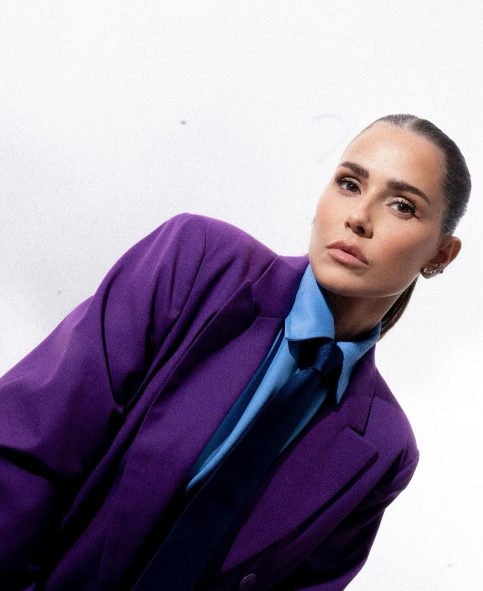 Deborah Secco aposta em look diferentão em novo ensaio