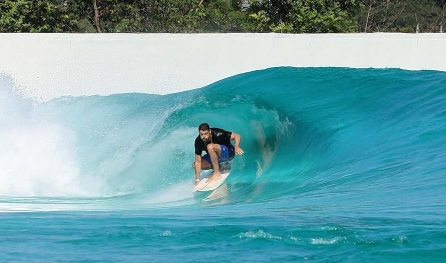 Cauã Reymond impressiona a web ao exibir habilidades no surfe
