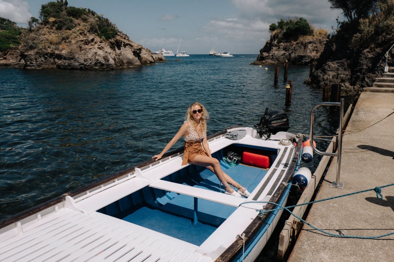 Essa noiva desenhou seu próprio vestido para seu “casamento nas nuvens” em uma ilha italiana