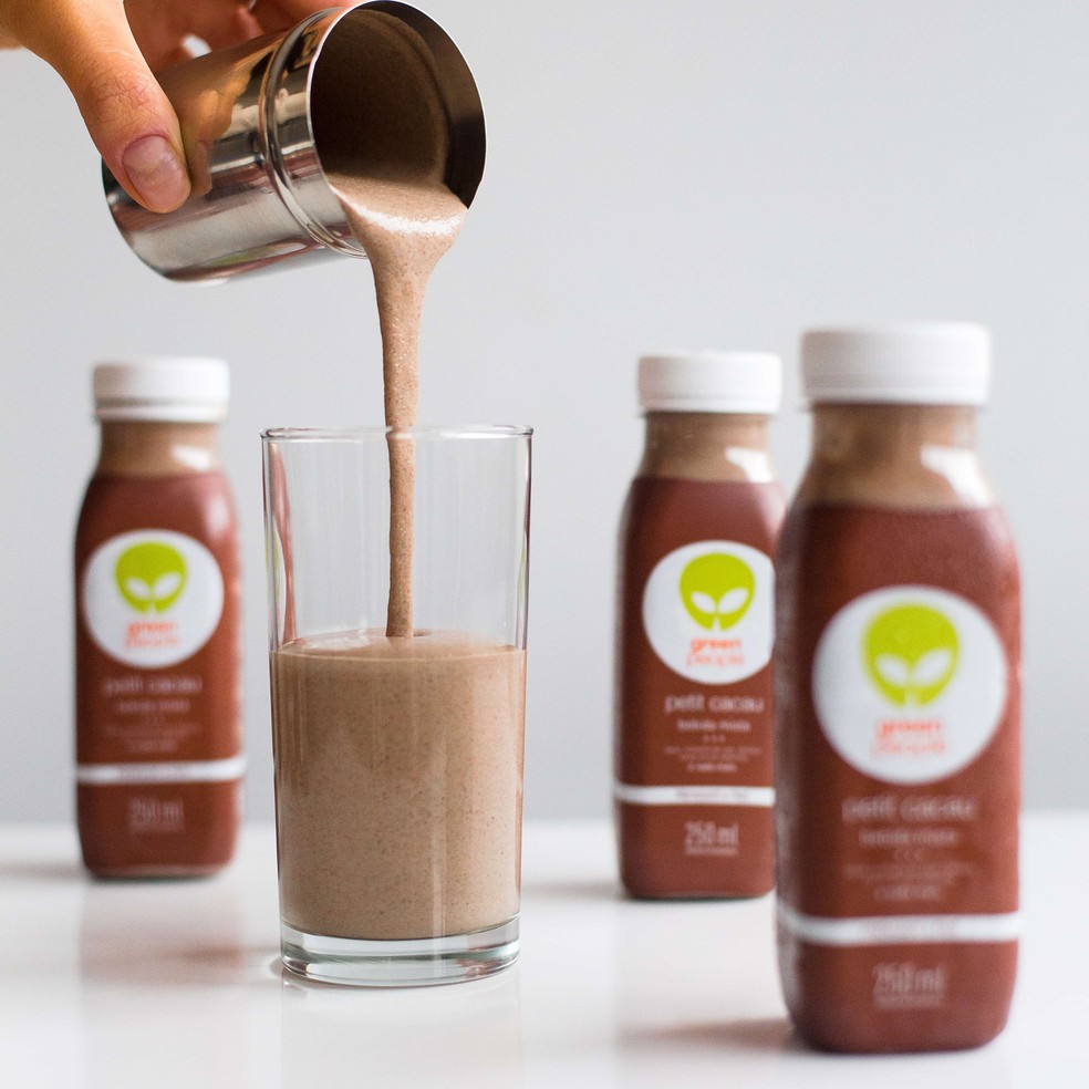 Os benefícios da bebida vegetal que leva cacau e tâmara na receita