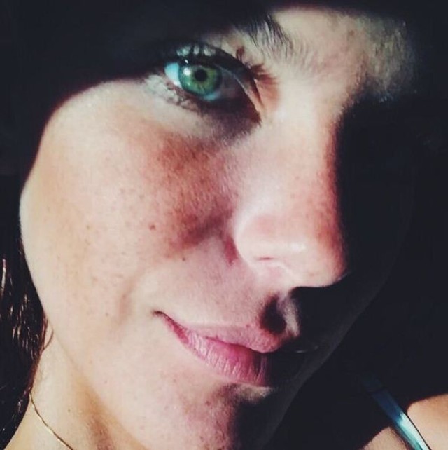 Mariana Goldfarb mostra rostinho sardento em selfie de cara lavada