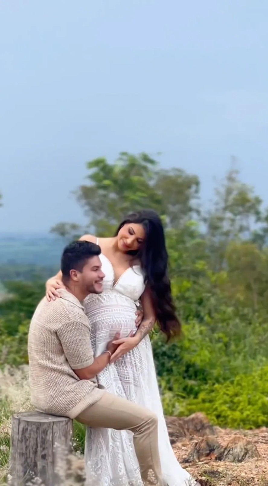 Arthur Aguiar se derrete ao mostrar ultrassom de Jheny Santucci na web