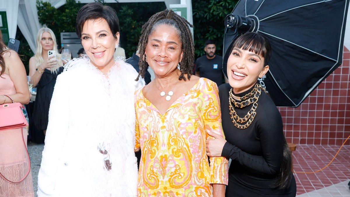 Mãe de Meghan Markle posa com Kim Kardashian e Kris Jenner em evento ...