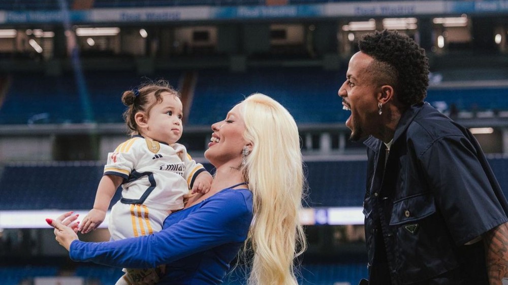 Tainá Castro é vista embarcando para Madri para passar alguns dias com ...