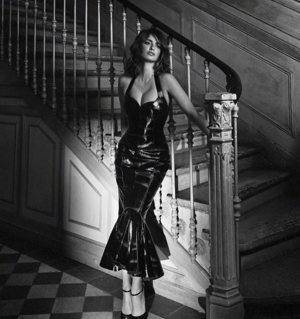 Penélope Cruz exibe novo ensaio em P&B