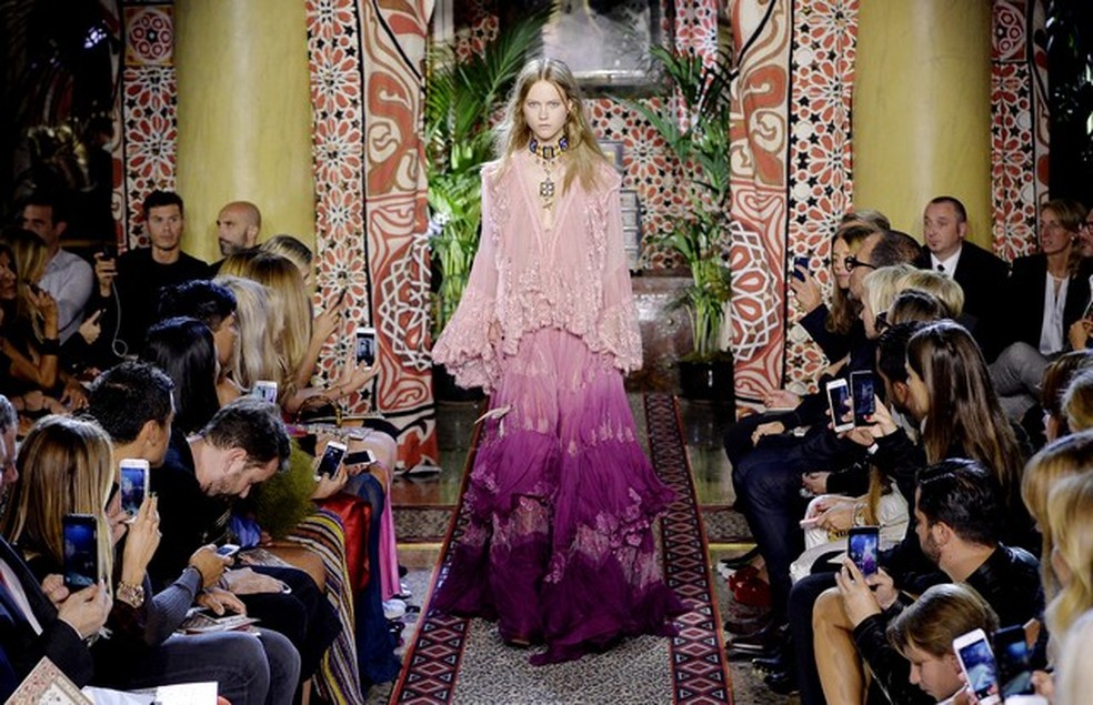 Verão da Cavalli ganha referências 70's, étnicas e aura boho