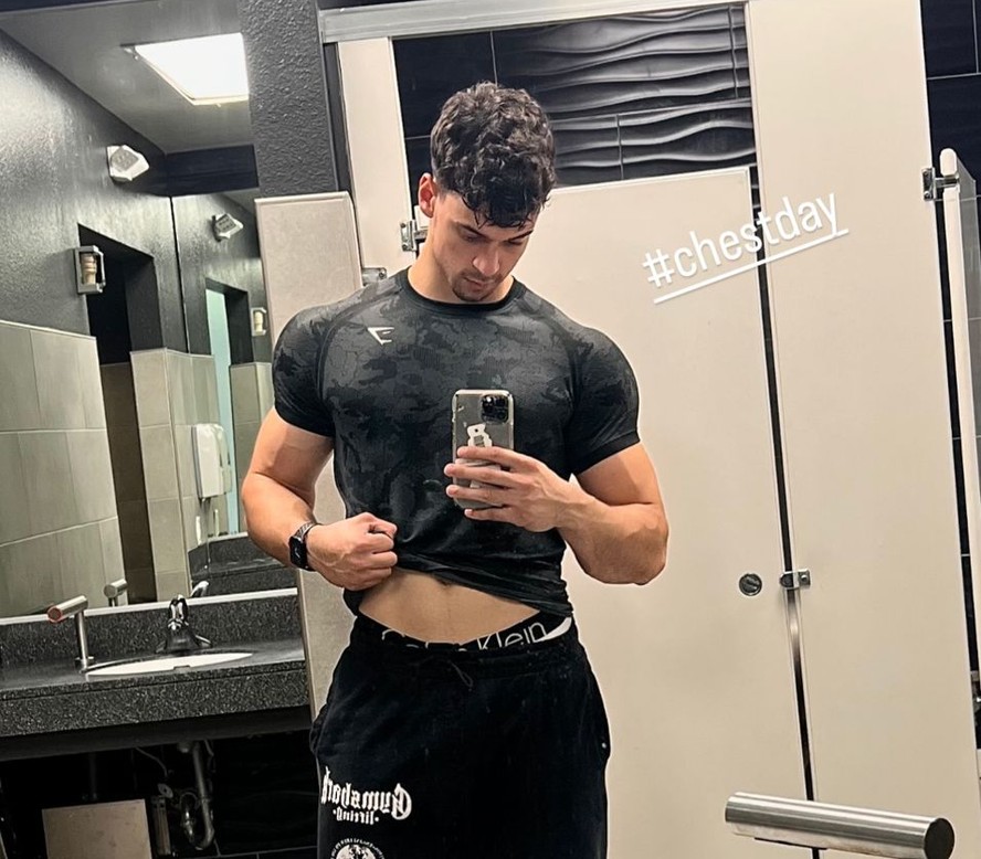 Victor Alexandre inicia a semana na academia