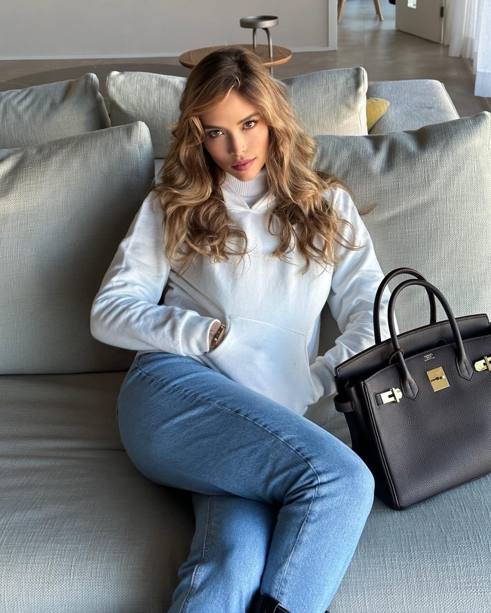 Carol Dias esbanja elegância em cliques de inverno