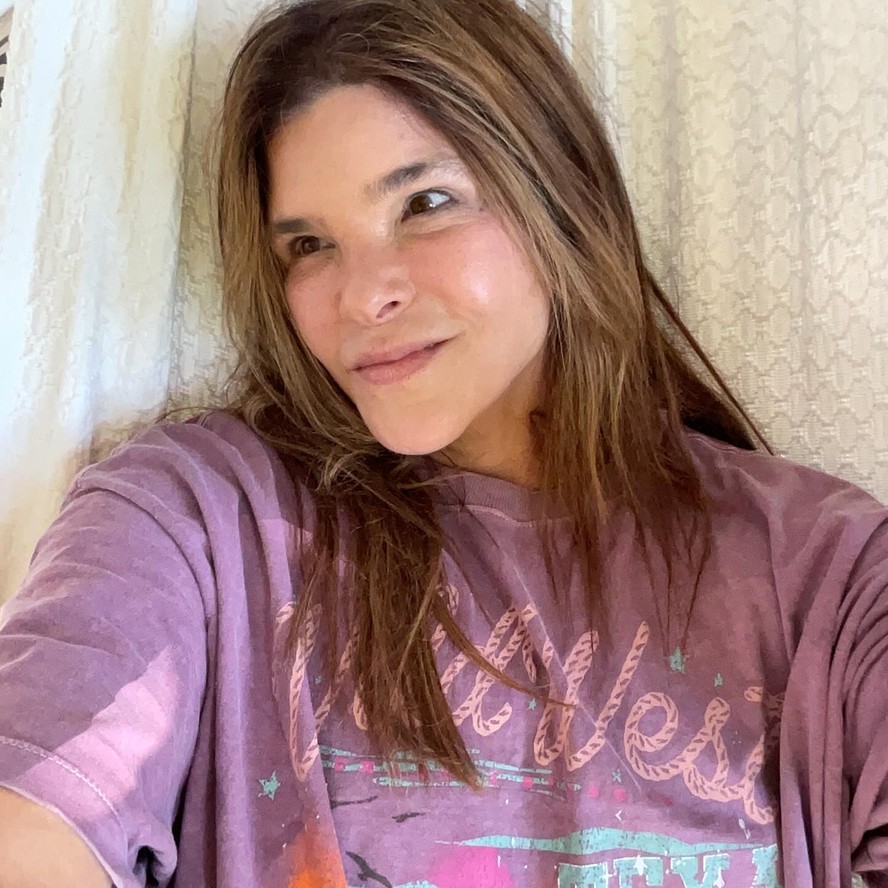 Cristiana Oliveira posa para selfie de cara lavada: 'Domingando'