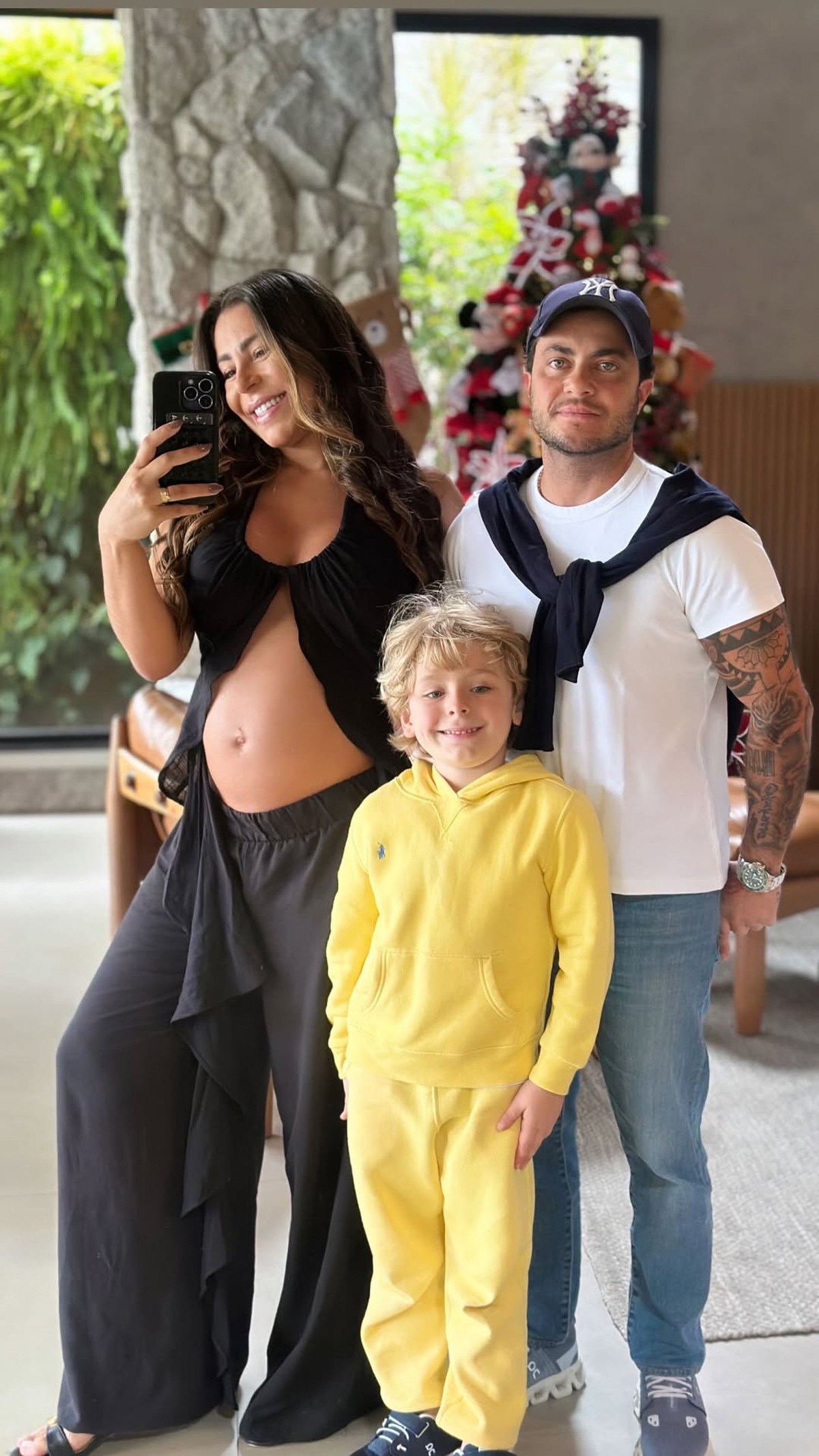 Grávida do 2º filho, Andressa Miranda posa em família e exibe barriguinha