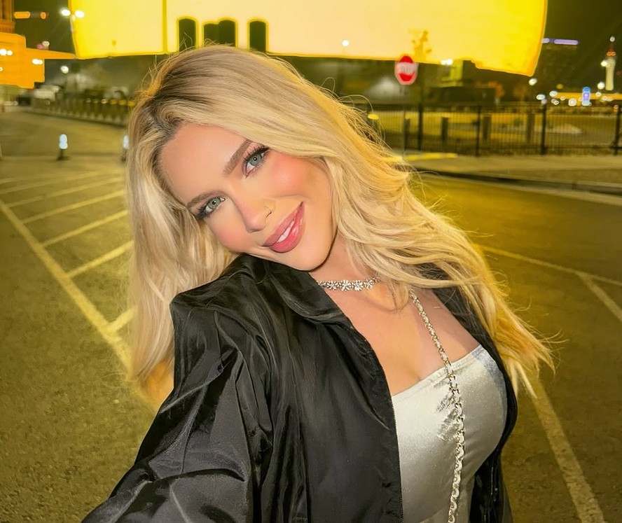 Karoline Lima posa em cliques nos Estados Unidos