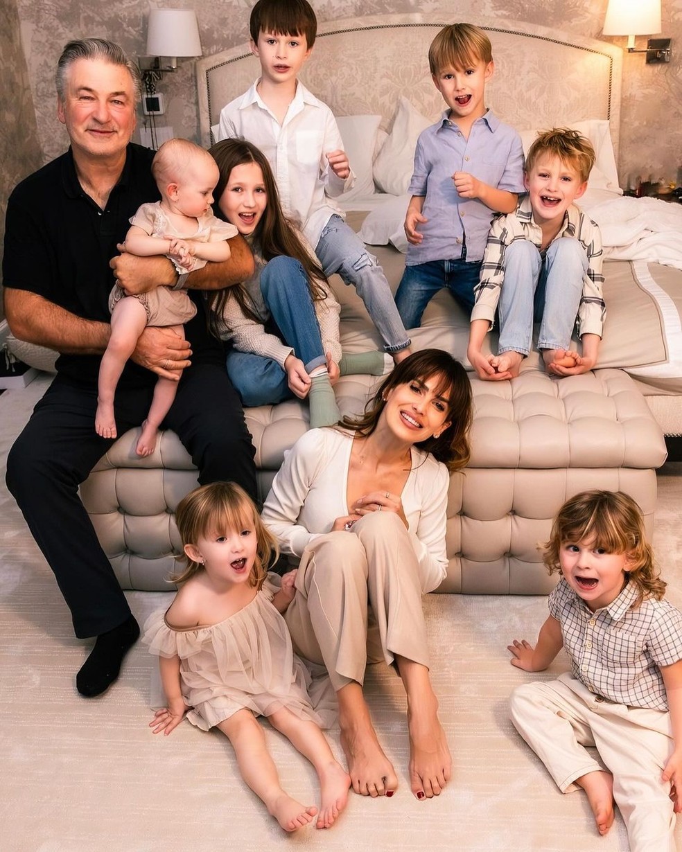 Hilaria e Alec Baldwin compartilham clique com os 7 filhos e encantam a web
