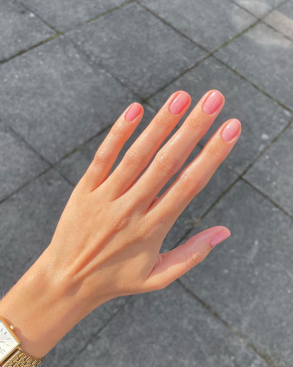 Nail tint: conheça a tendência que traz o efeito do lip tint para as unhas