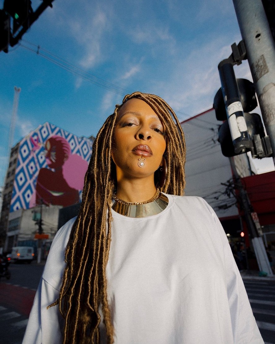 Olimpíadas: conheça Criola, artista visual que assinou o uniforme do ...