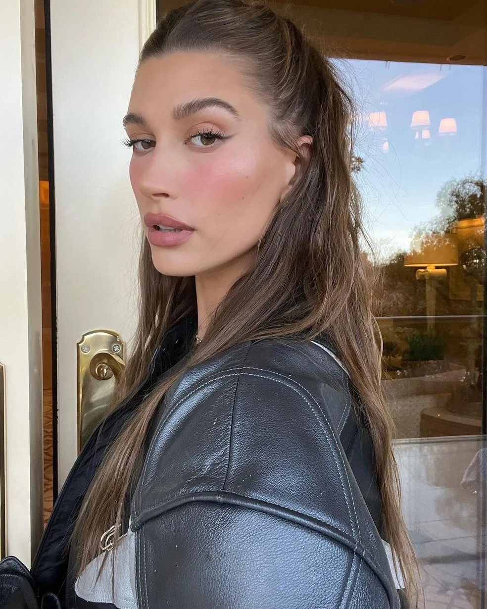 A pele glow de Hailey Bieber é perfeita para o verão, e aqui estão 12 ...